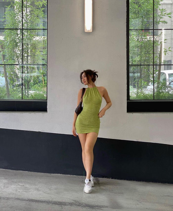 Tight green dress - 9GAG