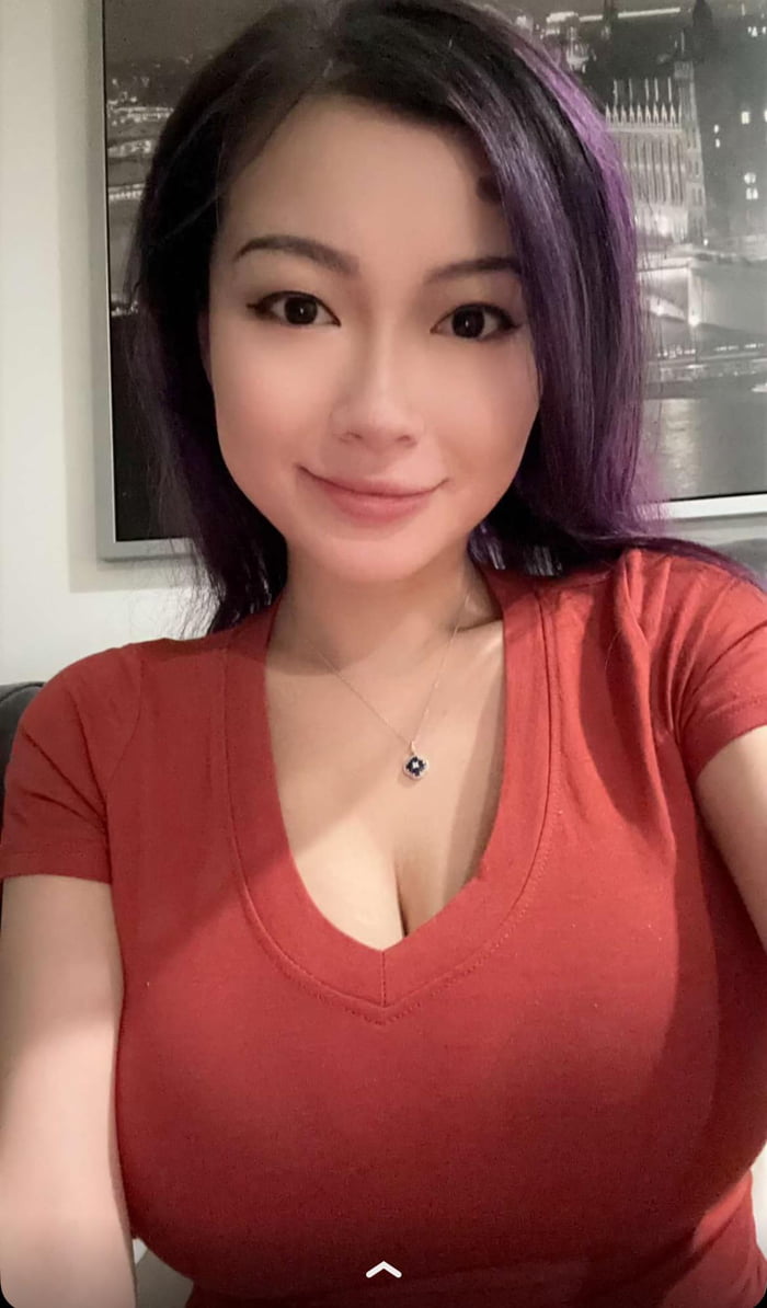 Busty holiday selfie - 9GAG