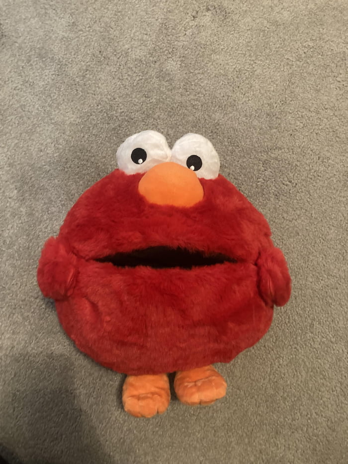This creepy bootleg Elmo (bird…?) doll - 9GAG