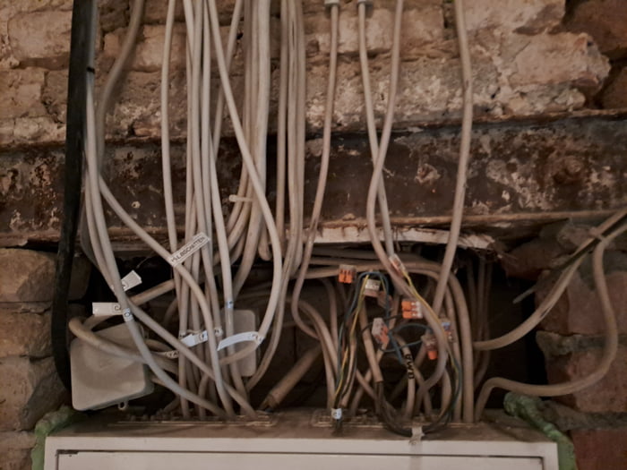 Give me your worst cable management - 9GAG