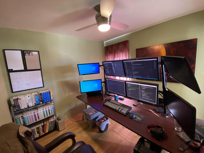 The new office is coming together. Leftist two displays are Win10 ...