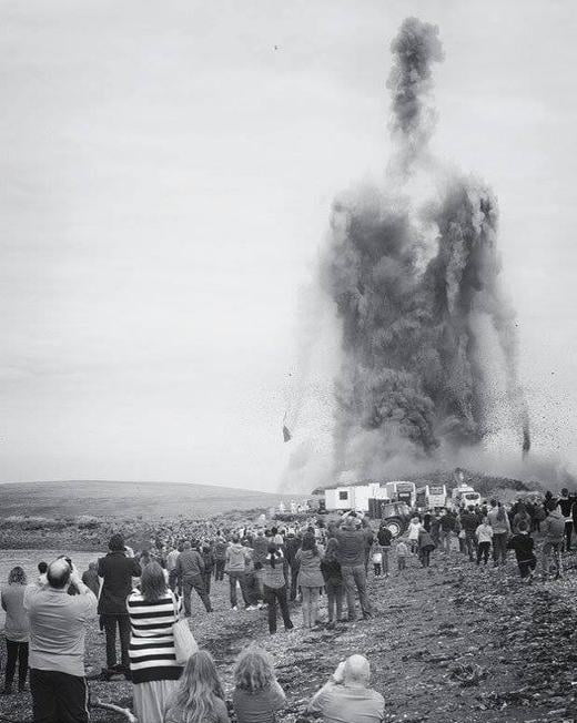 Smoke Giant: Colossus of smog - 9GAG