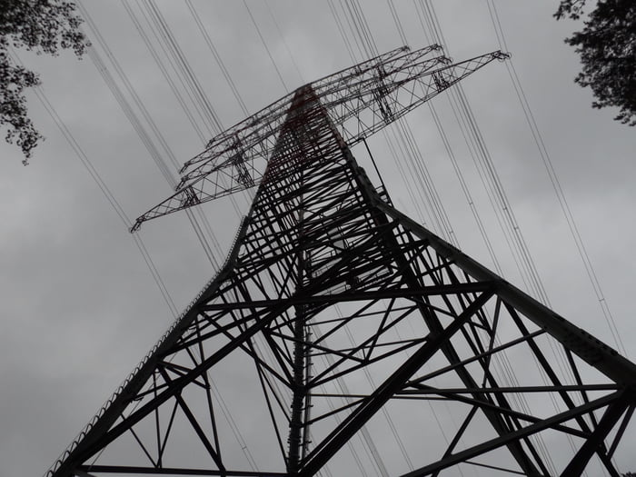 Giantic pylon, 109 meters tall. - 9GAG