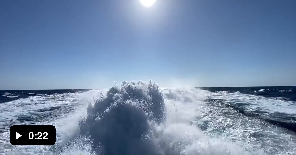 The wake (and roostertail) produced by the Destroyer USS Frank E ...