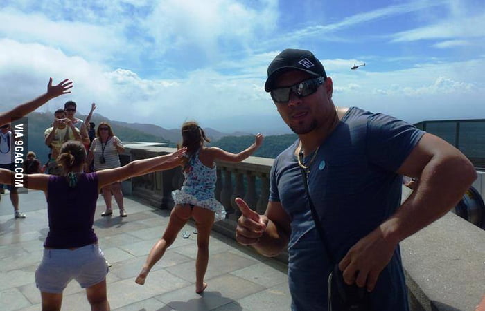 Great photo bomb! - 9GAG