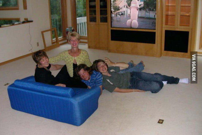 Friend's awkward family photo... When you see it... - 9GAG