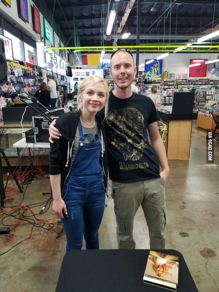 Got to meet Beth! Super nice and beautiful voice - 9GAG