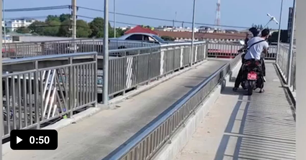 Idiot in car stuck on a footbridge after ignoring 'Motorcycle Only ...
