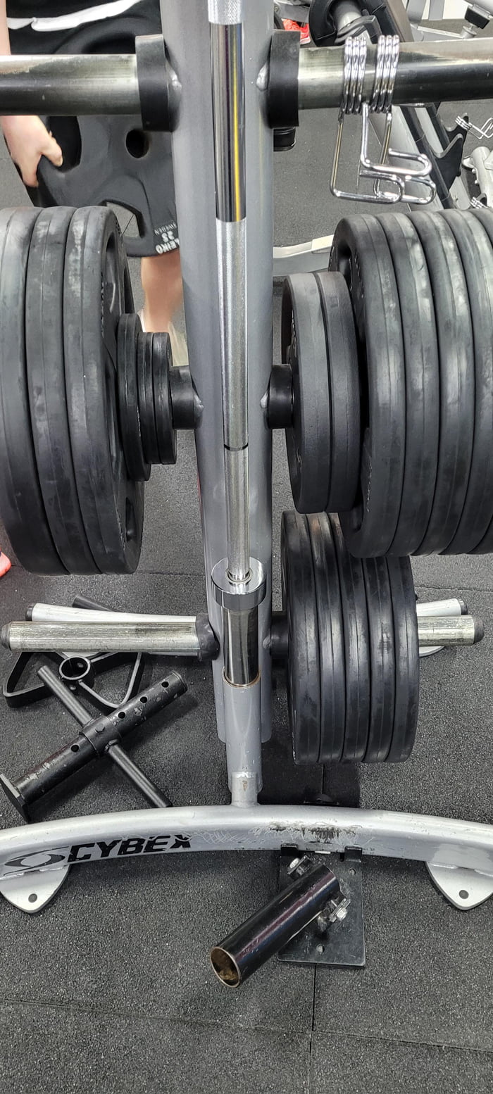 This is how people put the plates on the racks at this gym - 9GAG