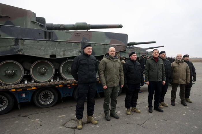 The first four Leopard 2 tanks are delivered to Ukraine from Poland ...