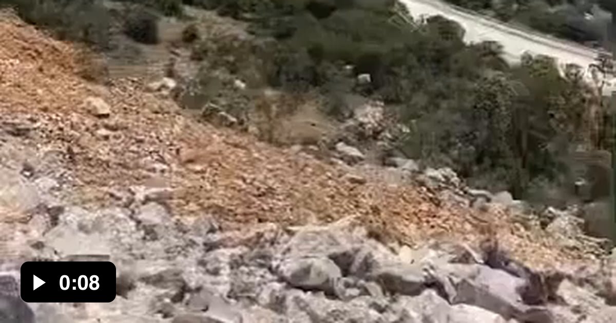 Wind turbine blade being transported - 9GAG