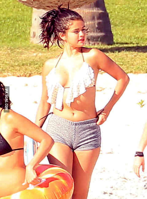 Selena Gomez cameltoe - 9GAG