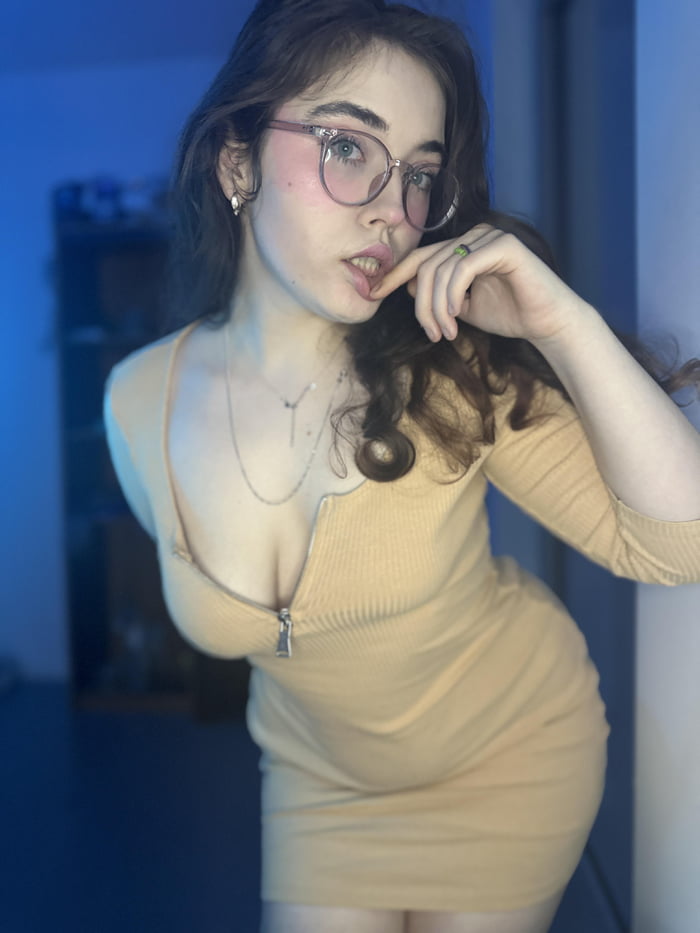 You think this is a good dress for a first date? - 9GAG