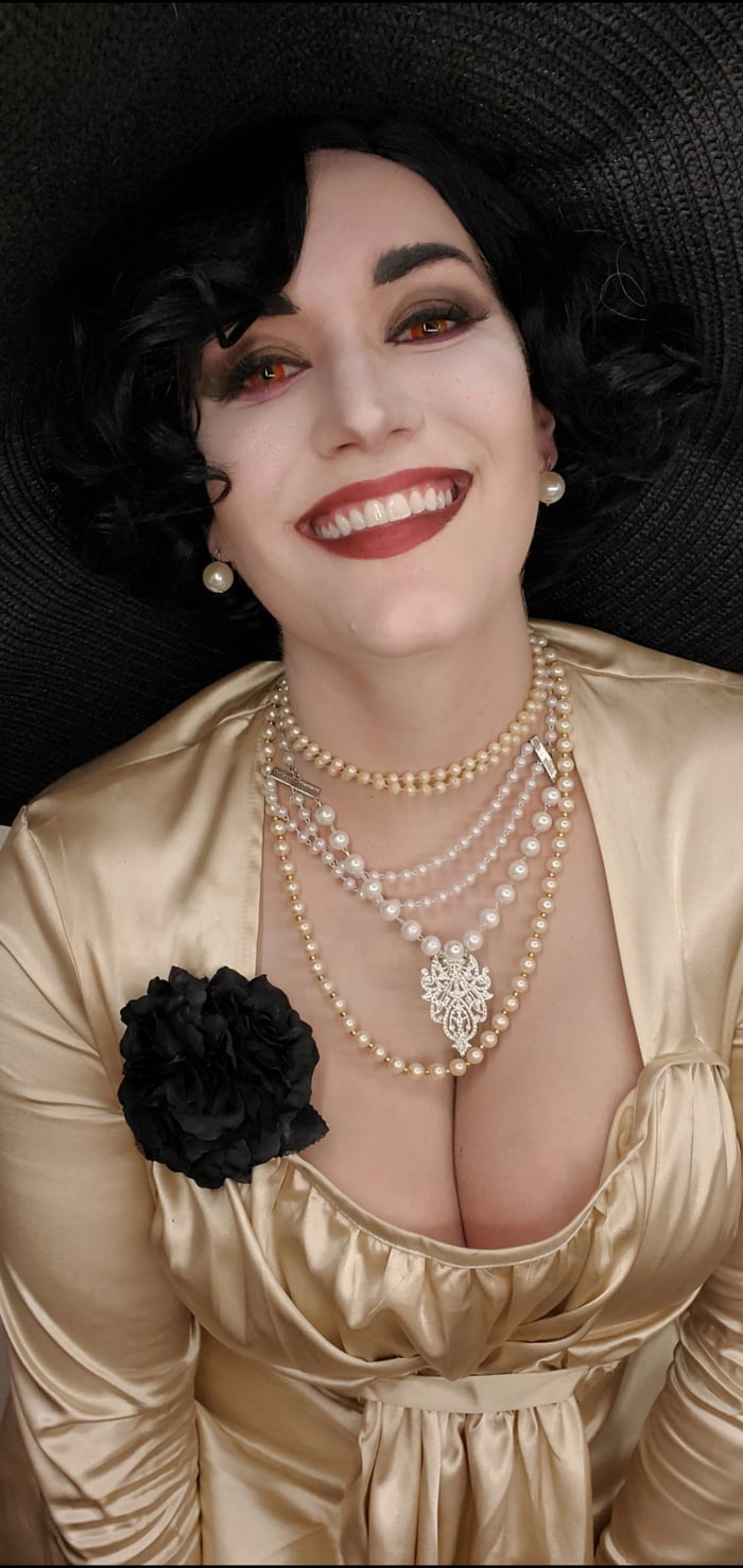 Big mommy vampire lady - 9GAG