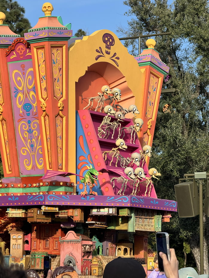 The back of Disneyland’s Coco float - 9GAG