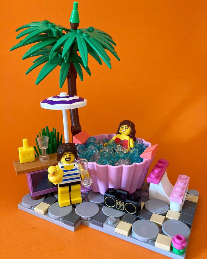 Paradisa Hot-Tub MOC built from the Lego Dots 41926 Cupcakes - 9GAG