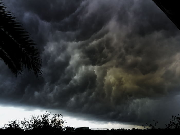 Cold front rolling on JHB in South Africa looks apocalyptic. - 9GAG