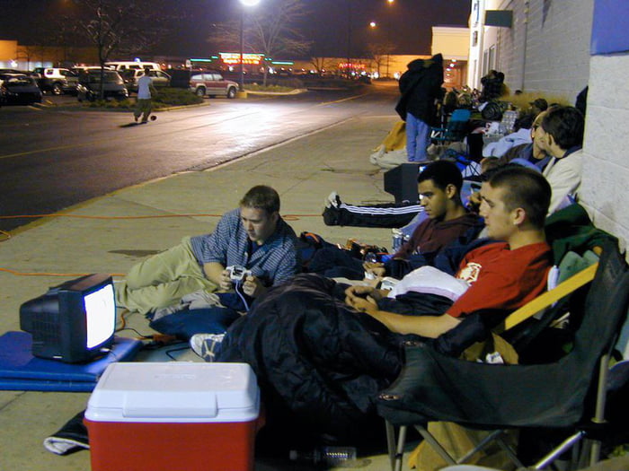 Throwback to the launch of the PlayStation 2 - 9GAG