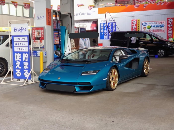 New Countach on the streets of Japan (photo Jeff Chin) - 9GAG