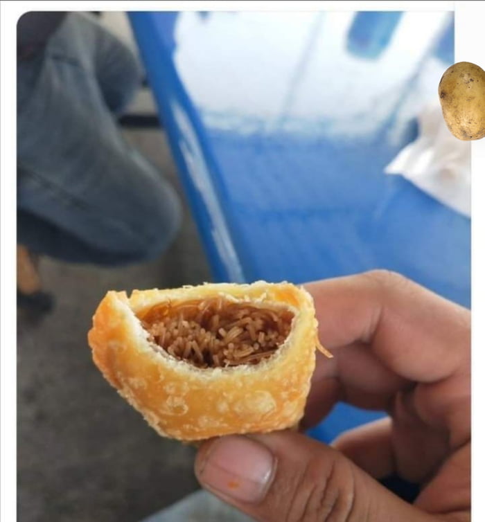 Pas karipap inti angin.. Ni lak Karipap inti bihun.. 😅 - 9GAG