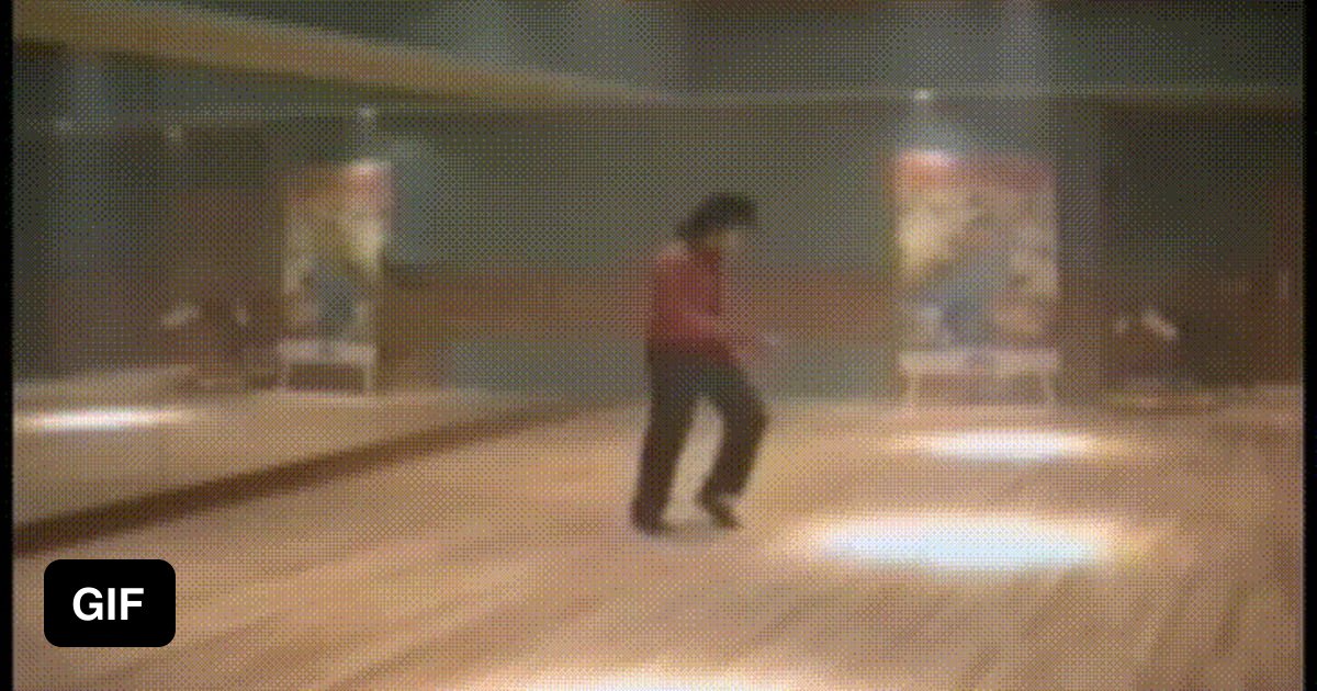 Michael Jackson rehearsing Moonwalk in his home studio - 9GAG