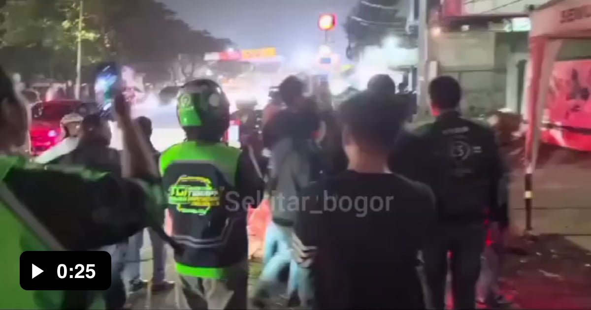 YouTuber dan komunitas ojol ribut di Jalan Alternatif Cileungsi Cibubur pintu masuk Kota wisata ...