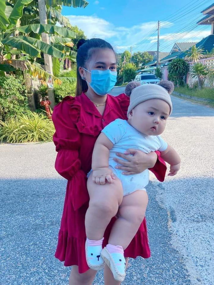 This massive baby compared to the mom - 9GAG