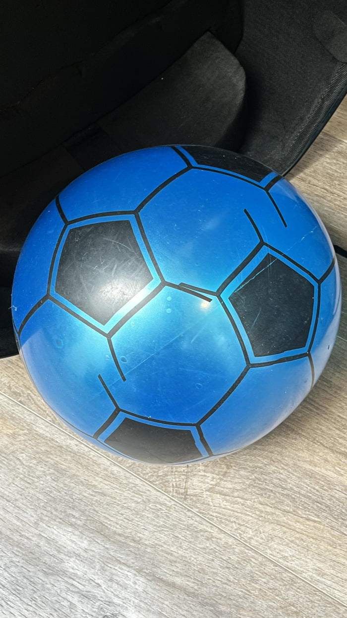 The lines on the football 😭 - 9GAG