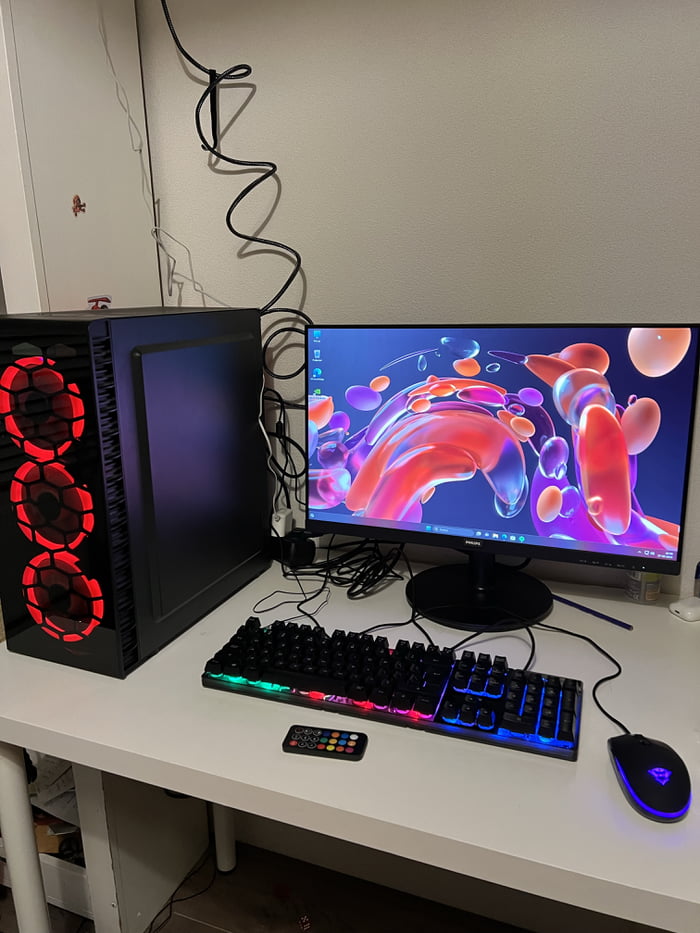 First gaming pc. Don’t mind the cheap desk - 9GAG