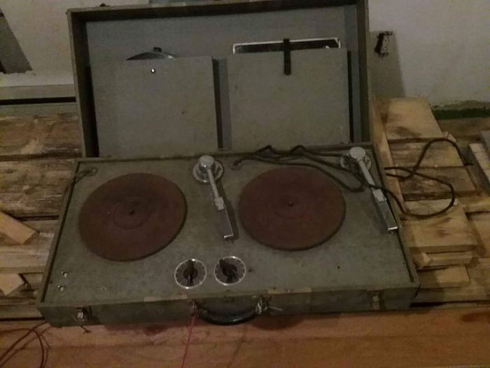 Vintage 78 RPM DJ mixing station - 9GAG