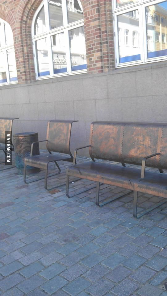 Forever alone bench - 9GAG