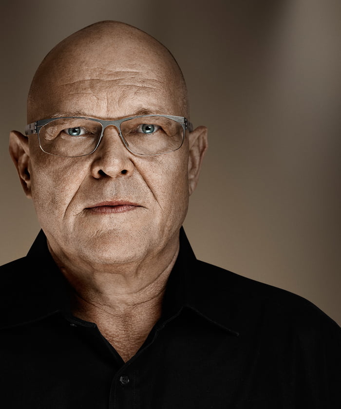 I want to introduce some german voice actors. The first is Tobias ...