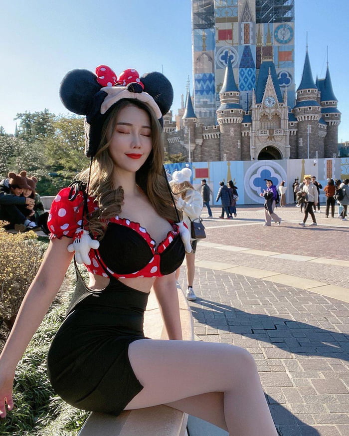 Jenna Chew as Mini Mouse - 9GAG