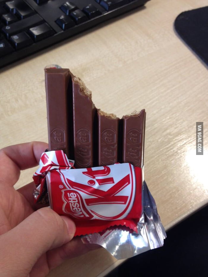 What kind of monster eats a kitkat like this ahhhhhhhh - 9GAG