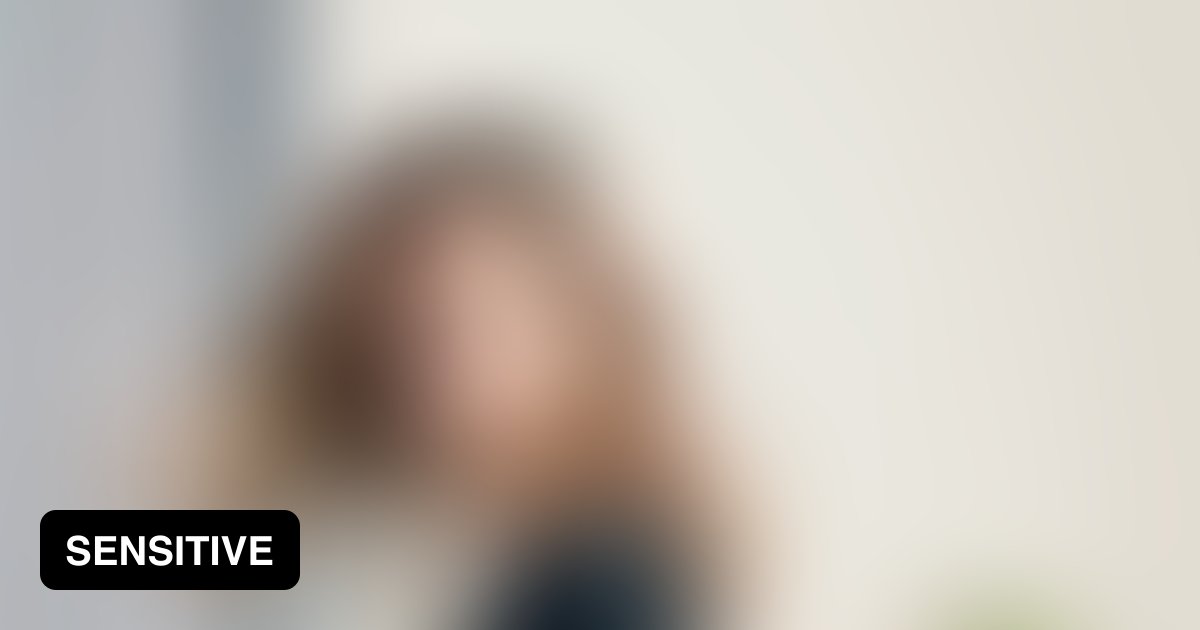 Jessica Alba slapping her butt. - 9GAG