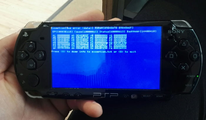 My PSP just got the Blue Screen of Death >:) - 9GAG