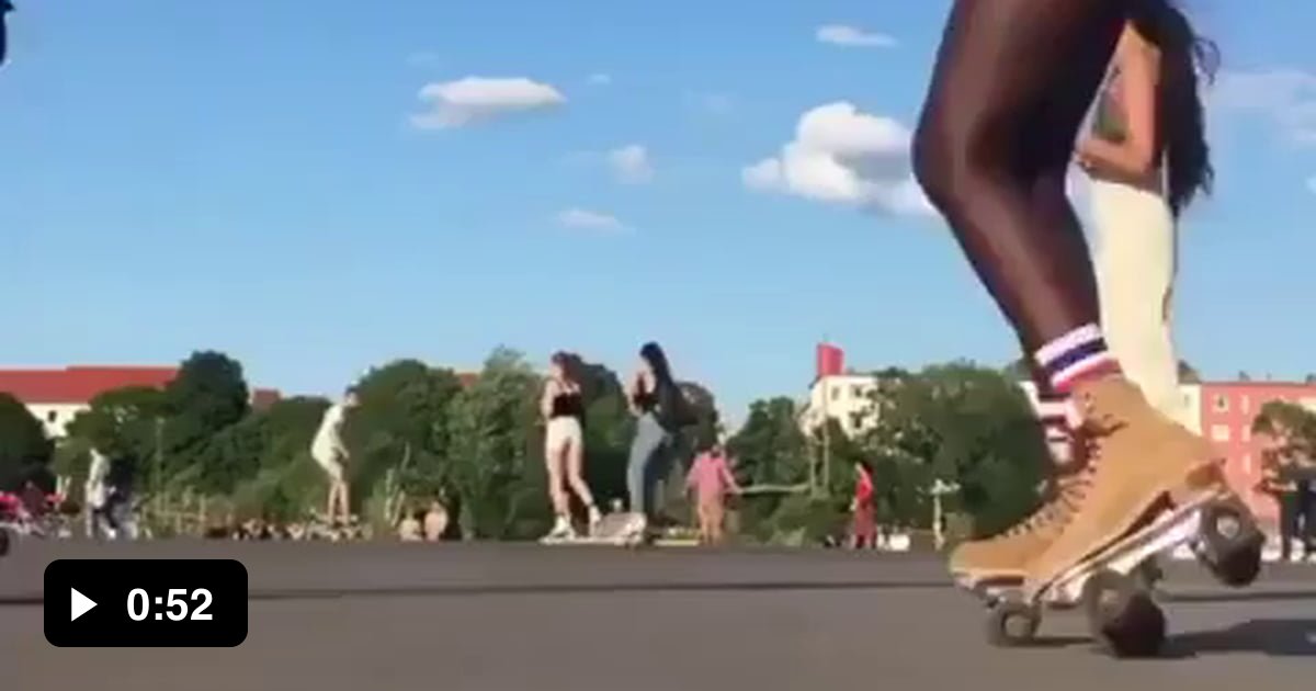 Incredibly smooth rollerskate moves - 9GAG