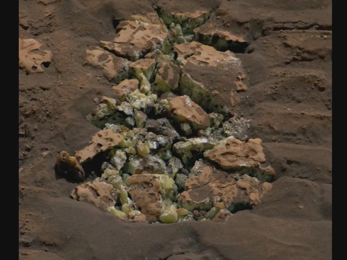 NASA’s Curiosity Rover Accidentally Discovers Sulfur Crystals on Mars ...