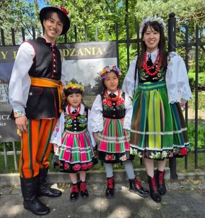 Keep on scrolling, just regular Polish family wishes you a good day - 9GAG