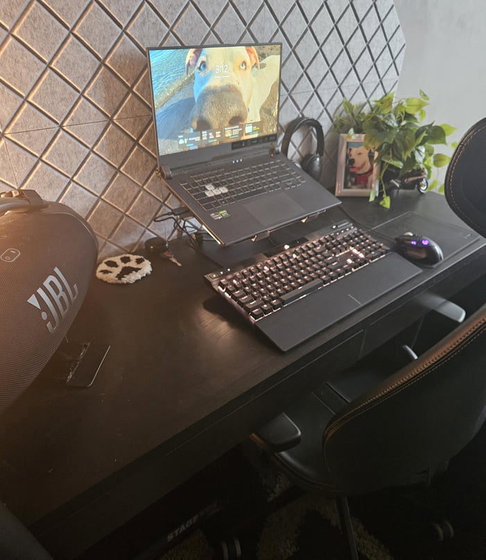 Laptop setup. Not home enough for a PC :( - 9GAG