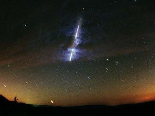 Leonids Fireball Storm, 26 Years Ago Tonight (Credit: Lorenzo Lovato ...