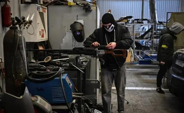 Ukrainian auto repair shop refashions captured Russian weapons to ...