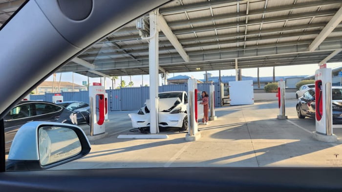 Zoom in for driver’s reaction - 9GAG