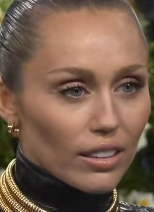 Miley Cyrus is now becoming officer Alex Murphy. - 9GAG