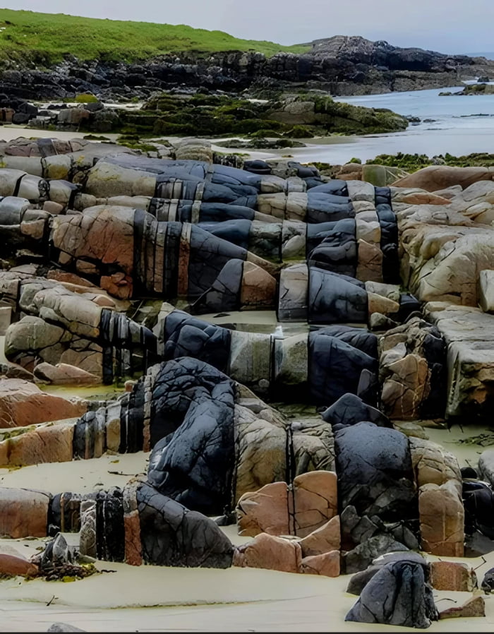 The banded rocks of Hosta Beach are a breathtaking spectacle of nature ...