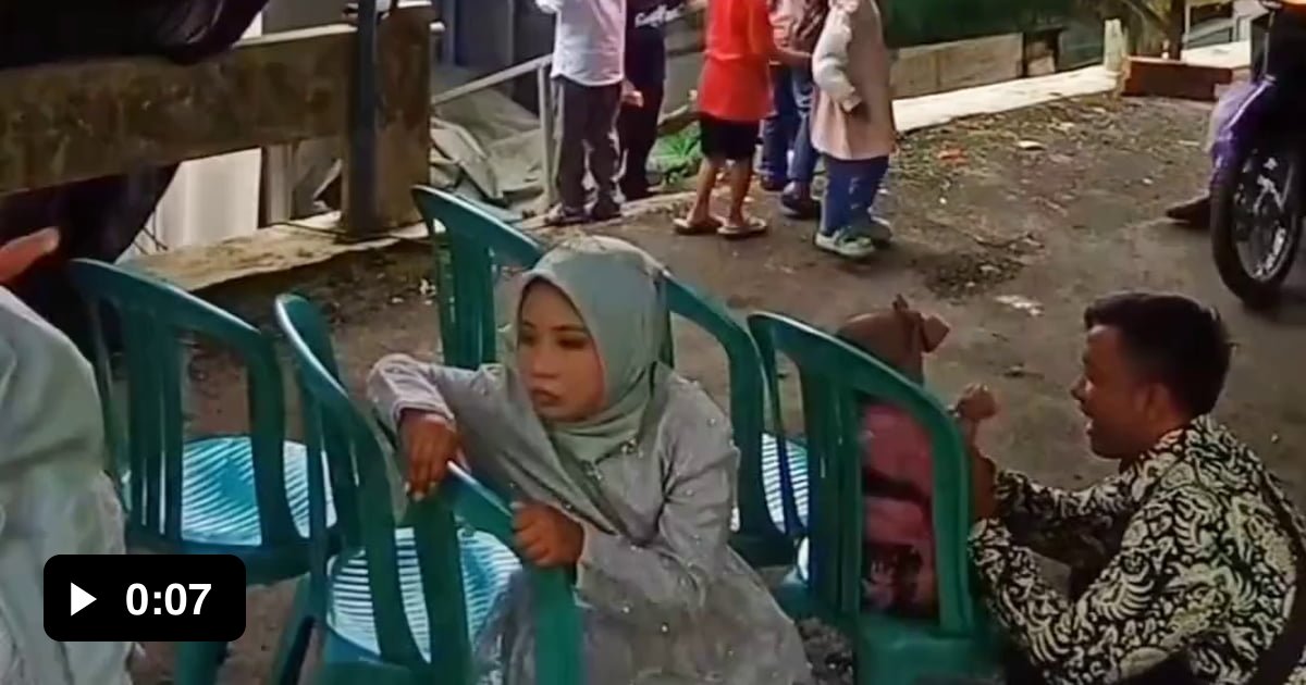 Permisi Pak, mau lewat - 9GAG