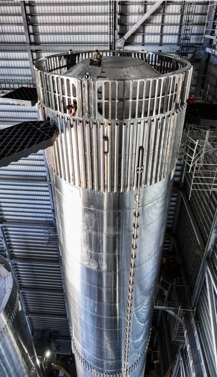 SpaceX Super heavy booster, banana for scale - 9GAG