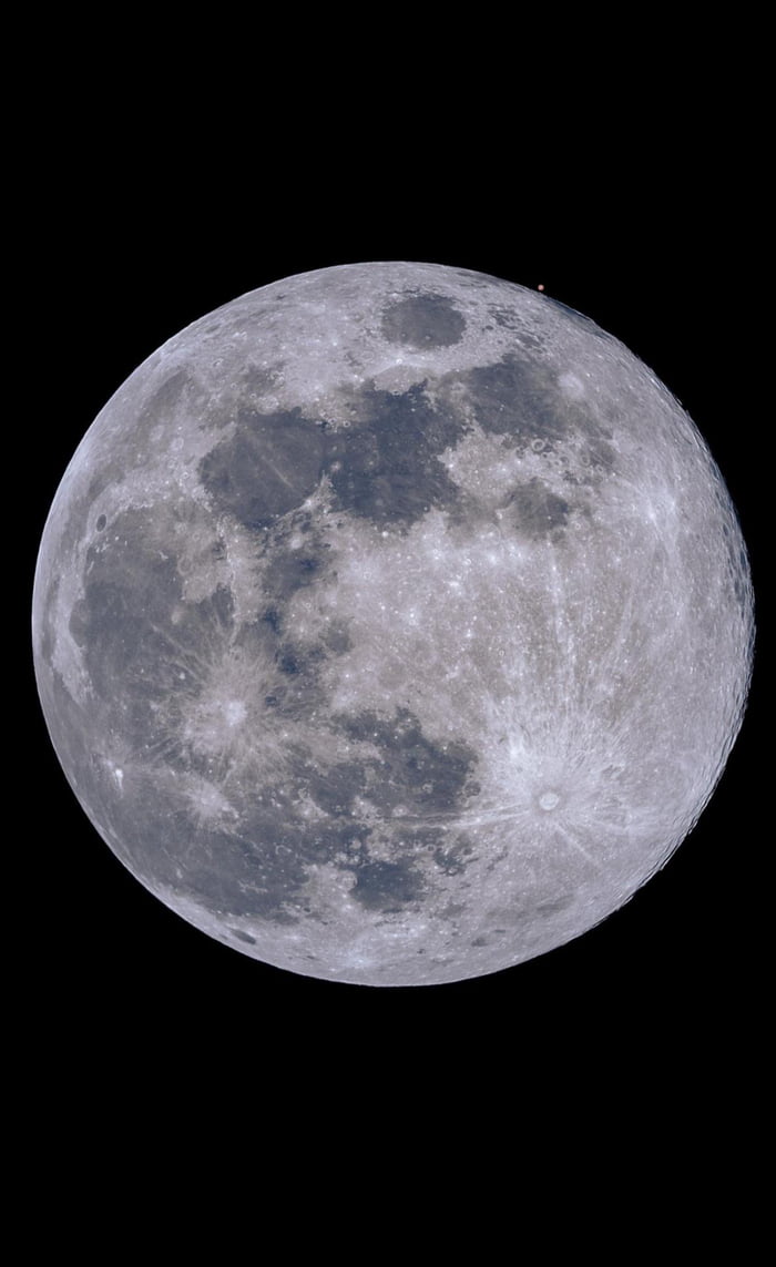 The first full moon of 2025 with a guest appearance by mars - 9GAG