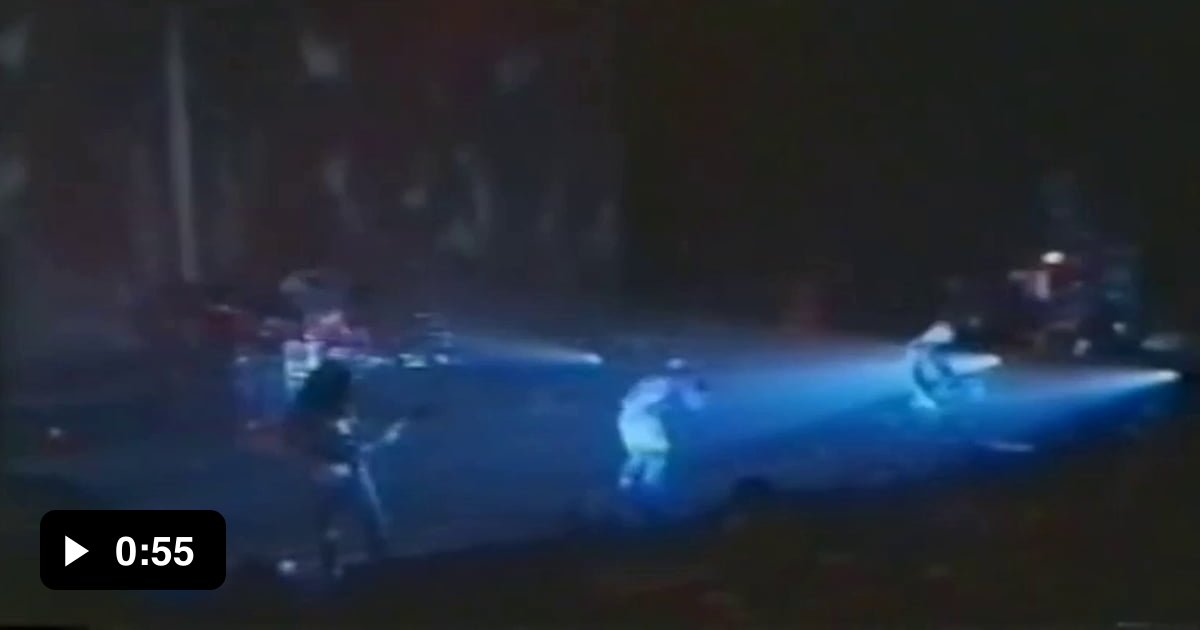 Maynard from TOOL choking out an intrusive fan while still singing his ...