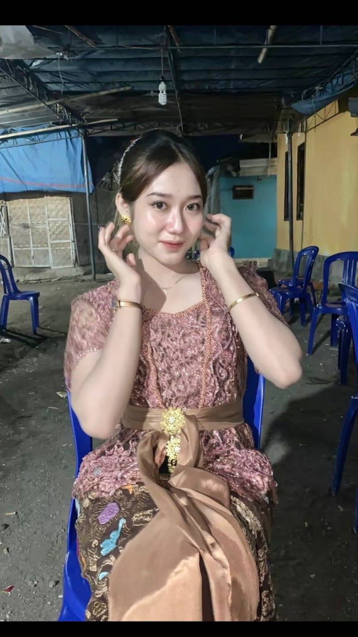 Girl in her kebaya - 9GAG